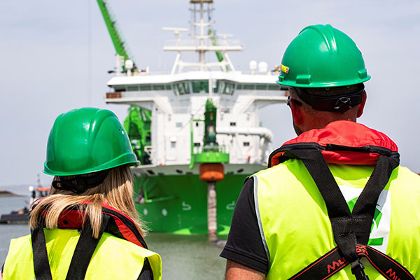 DEME zet hotelschip in voor ploegenwissel van bagger- en ...